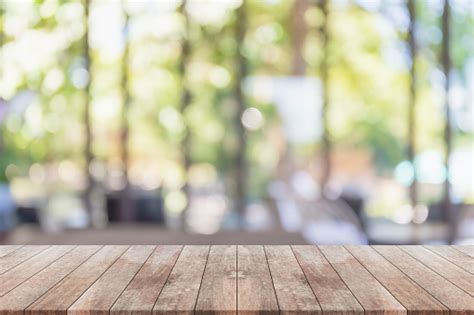 빈 나무 테이블 상단과 흐린 커피 숍 카페 및 레스토랑 인테리어 배경 디스플레이 또는 농산물 제품에 사용할 수 있습니다 0명에 대한 스톡 사진 및 기타 이미지 Istock