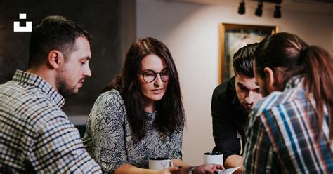 테이블에 앉아 있는 남자와 여자 사진 Unsplash의 무료 비즈니스 미팅 이미지