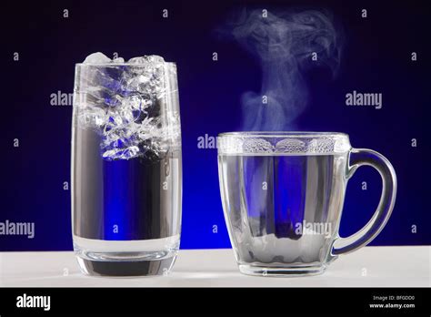 Eis Dampf Wasser Ein Glas Eiswasser Und Einer Teetasse Heiß Dampfende