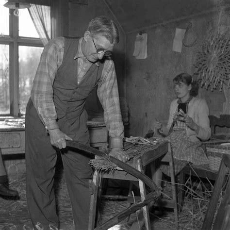 Georg Borg Och Dottern Gullan Fredriksson Arbetar Med Halmslöjd Hemslöjdens Samlingar