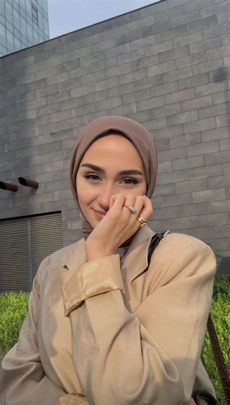 Pin by RINDY on photography ideas | Beautiful hijab, Selfie poses, Hijabi fashion casual