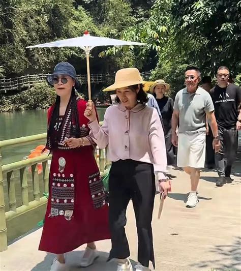 69岁张志坚带老婆游湖被拍,老夫老妻气场绝了,圈外妻子超温柔 69岁张志坚带老婆游湖被拍,老夫老妻气场绝了,圈外妻子超温柔