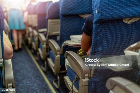 상업용 비행기의 이코노미 좌석 내부 승객 비행기 객실 인테리어 블러 스튜어디스 3 명에 대한 스톡 사진 및 기타 이미지 3 명 경제 관광 Istock