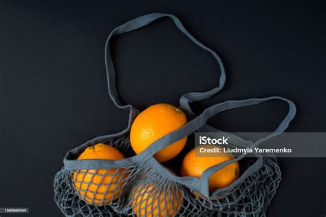 검은 색 배경에 오렌지가있는 메쉬 쇼핑 회색 가방 맨 위 보기입니다 공간을 복사합니다 과일에 대한 스톡 사진 및 기타 이미지 과일 검정색 배경 포장 Istock