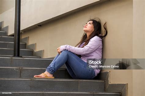 젊은 슬 프 고 우울 아시아 한국 학생 여자 또는 야외에서 압도 하 고 절망적 인 기분이 불안 거리 계단에 앉아 왕 따 십 대