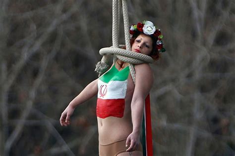 Повесилась голая