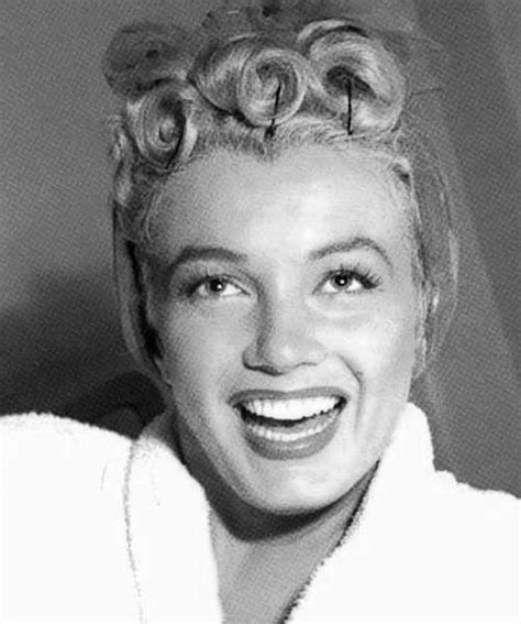 The Pin Curl Set Marilyn Monroe Hair Marilyn Monroe Photos Pin Curls