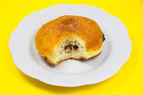 접시에 초콜릿도넛을 물린 노란 배경에 맛있는 과자 유혹과 디저트 미니멀리즘 독창적이고 창의적인 이미지 아름다운 음식 벽지 0명에 대한 스톡 사진 및 기타 이미지 Istock