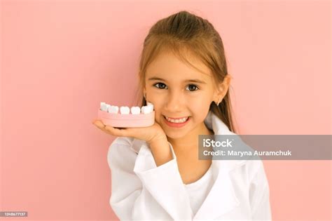 소녀는 손의 손바닥에 모델 턱을 잡고 자신의 완벽한 치아를 보여주는 4 5세에 대한 스톡 사진 및 기타 이미지 4 5세 갈색 머리 개념 Istock