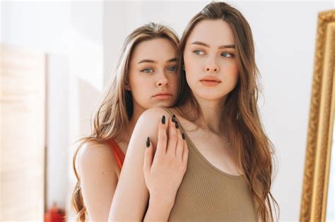 Modelos De Belleza De Moda Dos Hermanas Gemelas Hermosas Chicas Con Cabello Largo Mirando A La