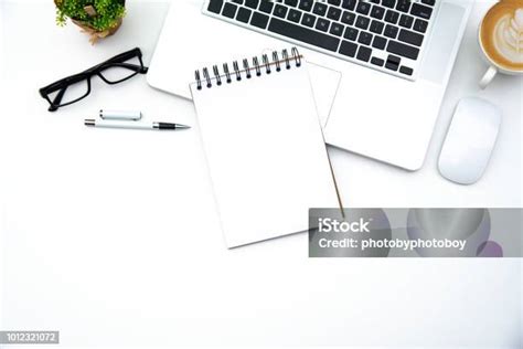 노트북 핸드폰 노트북 연필 커피 컵과 사무실에서 안경 책상 일 최고 볼 수 있습니다 0명에 대한 스톡 사진 및 기타 이미지