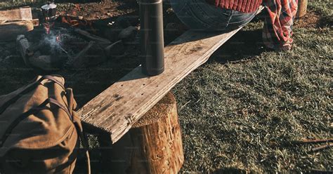 산에서 평온한 시간을 보내면서 모닝 커피를 마시는 아름다운 젊은 커플 사진 Unsplash의 우크라이나 이미지