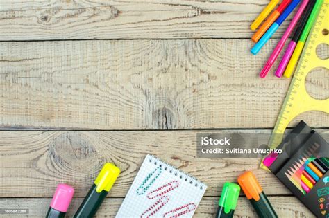 학교로 돌아 가기 가위 연필 종이 클립 메모장 마커 눈금자 나무 탁자에 학용품 복사 공간이 있는 평면도입니다 0명에 대한 스톡 사진 및 기타 이미지 Istock