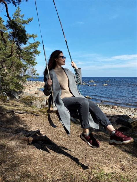 Девушка на качелях