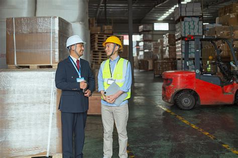 두 명의 아시아 창고 직원이 물류 창고 감사 및 재고 관리 표준 작업을 수행하고 있습니다 2명에 대한 스톡 사진 및 기타 이미지 2명 35 39세 가연성 Istock