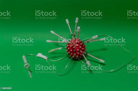 코로나 바이러스의 주제에 사진 바이러스와의 전투 예방 접종 의료 용품 색깔의 배경에 주사기 B형간염에 대한 스톡 사진 및 기타