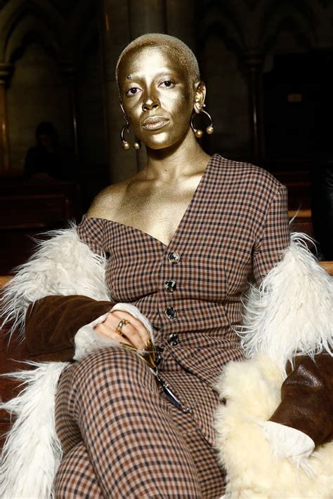 See Doja Cats Gold Full Body Pfw Makeup Moment Hypebae