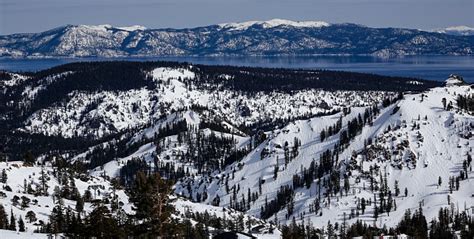 캘리포니아 팰리세이즈 타호 스키 리조트 꼭대기에서 바라본 타호 호수의 먼 겨울 풍경 스키타기에 대한 스톡 사진 및 기타 이미지 스키타기 팰리세이즈 타호 0명 Istock