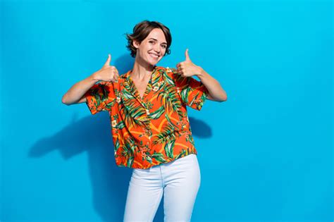 매력적인 만족 소녀 착용 트렌디 한 옷을 입고 두 엄지 손가락 시원한 제안 여행사 뜨거운 투어 파란색 배경에 고립 된 사진 25 29세에 대한 스톡 사진 및 기타 이미지