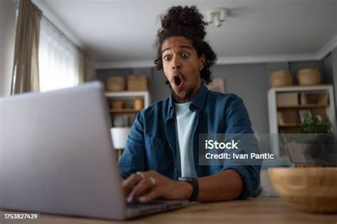 충격을 받은 흑인 남성이 홈 오피스에서 노트북으로 작업하고 있다 놀라움에 대한 스톡 사진 및 기타 이미지 놀라움 노트북 쇼크 Istock