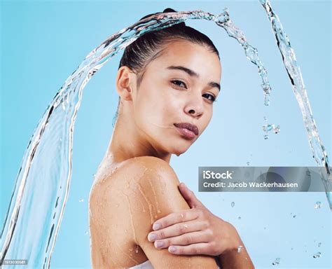 물방울 스킨케어 건강 웰빙 위생을 가진 여성의 초상화가 파란색 스튜디오 배경에 고립되어 있다 샤워 피부과 및 미용 미용 글로우 스킨 케어 치료 또는 루틴 모델 20 24세에