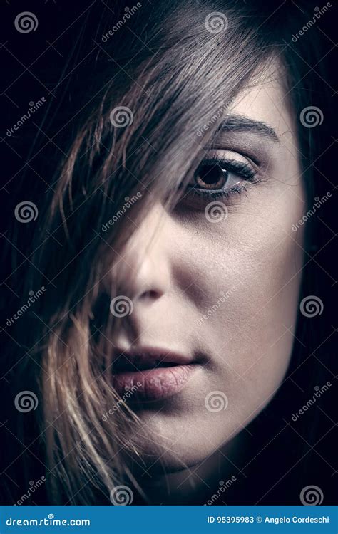 Ritratto Del Primo Piano Del Fronte Della Ragazza Immagine Stock Immagine Di Coperto Cura