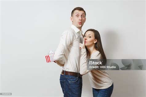 귀여운 사랑에 몇 가지 재미 있는 여자 사람은 그 뒤에 숨어있는 빨간 선물 상자 선물 흰색 배경에 고립의 뒤에 보고 성 발렌타인의 날 국제 여성의 날 생일 휴가 개념 2명에