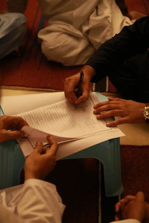 문서에 서명하는 사람 · 무료 스톡 사진