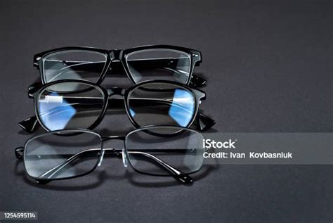 검은 색 배경에 안경의 다른 유형클로즈업 직사각형 및 둥근 프레임안경 설계를 위한 레이아웃입니다 개체 근처의 텍스트 및 여유 공간을 위한 공간입니다 개선에 대한 스톡 사진