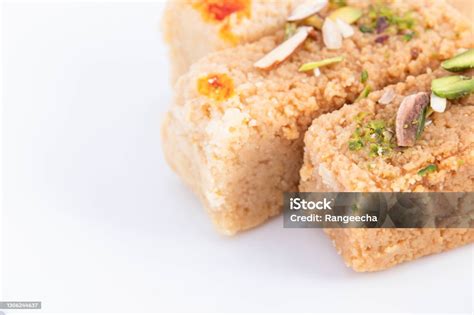 인도 미타이 핫 밀크케이크 칼라칸드 부르피 또는 알와르 카 마와 바르피로 만든 코야 커들 두드 말라이가 바담 또는 바다암 너트 카주와 피스타로 장식되어 있습니다 텍스트