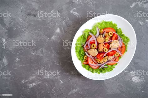 양념 홍합 신선한 토마토 붉은 양파 흰 그릇에 올리브의 샐러드 맨 위 보기 갑각류에 대한 스톡 사진 및 기타 이미지 갑각류 건강한 생활방식 건강한 식생활 Istock