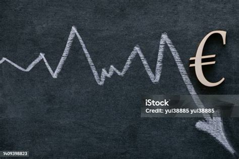 유로 환율 하락 유로 인플레이션 유로 기호와 검은 색 배경에 흰색 아래쪽 화살표 금융 위기유럽 경제 시장 Eu 국가의 경제 및 통화 유럽 연합 통화에 대한 스톡 사진 및
