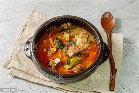 우거지갈비탕 한국 양배추 짧은 갈비프 나파 양배추 잎은 천천히 쇠고기 갈비육에 끓여 도엔장 으로 양념 우거지는 나파 양배추 또는 다른 잎이 많은 채소의 녹색 외부 층을 말