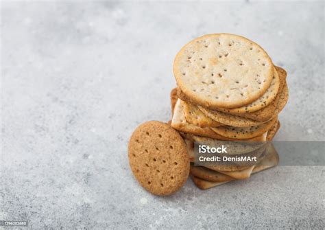 가벼운 부엌 테이블 배경에 참깨와 소금을 가진 다양한 유기농 바삭한 밀 호밀 및 옥수수 플랫 브레드 크래커를 쌓아 두는 것입니다 쿠키에 대한 스톡 사진 및 기타 이미지