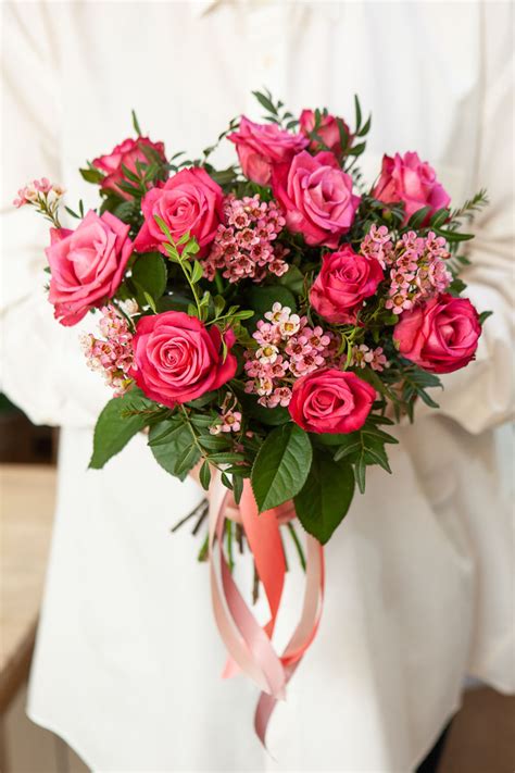 Купить Букет из 11 Розовых Роз и Розового Шамелауциума с доставкой по Саратову и Энгельсу A0131