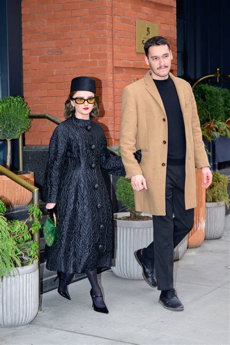 Maisie Williams Looks Chic As She Exits A Nyc Hotel Ahead Of A Nyfw