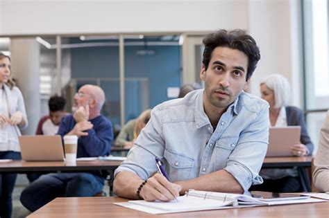 중간 성인 히스패닉 남자는 비즈니스 윤리 강의 중에 메모를 한다 교습에 대한 스톡 사진 및 기타 이미지 교습 교실 교육