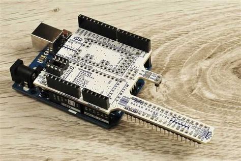 Cómo programa ATtiny con Arduino UNO Paso Conecta la placa Arduino con ArduShield y