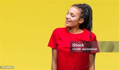 젊은 격리 된 배경 얼굴 자연의 표현에 미소 쪽으로 멀리 보고 이상 머리 아프리카계 미국인 여자를 꼰 자신감을 웃 고 있다 땋은