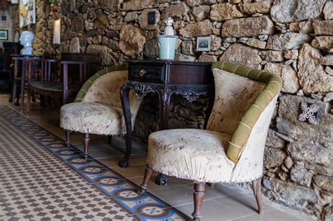 내부는 가정적인 고풍스럽고 안락 의자와 돌담 근처의 나무 테이블로 우아한 스타일로 휴식을 취할 수있는 곳입니다 0명에 대한 스톡 사진 및 기타 이미지 Istock