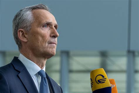 Столтенберг НАТО помогает Украине чтобы усилить её позиции на переговорах с Россией