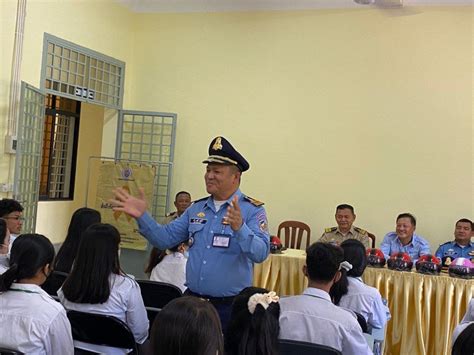 នគរបាលខណ្ឌឫស្សីកែវ ផ្សព្វផ្សាយច្បាប់ចរាចរណ៍ផ្លូវគោក និងគោលនយោបាយ ភូមិ ឃុំ មានសុវត្ថិភាព