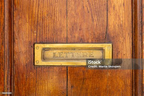 갈색 문 배경에 레터박스 아름 다운 오래 된 편지 상자 서신의 클로즈업 보기 0명에 대한 스톡 사진 및 기타 이미지 0명 3위 건물 외관 Istock