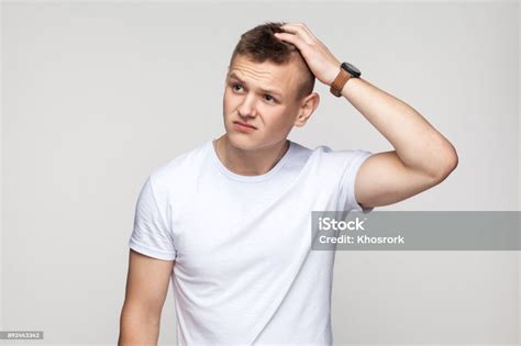 흠 내 생각 하자 창의력 아이 생각 하 고 아래를 내려다 보면서입니다 걱정하는에 대한 스톡 사진 및 기타 이미지 걱정하는 계획 고름 Istock