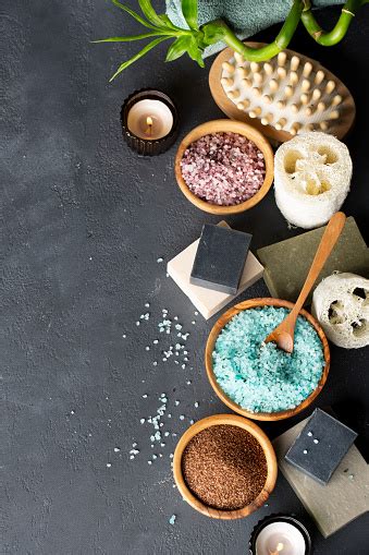 스파 몸과 얼굴을 위한 천연 화장품 해초 허브 비누 사해 진흙 수세미 수건 마사지 브러시 어두운 테이블에 지상 커피 스크럽을