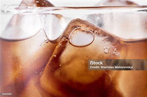 짚과 얼음 조각이 있는 유리에 담긴 콜라는 흰색 배경에 분리되어 있다 흰색에 분리 된 거품이있는 소다 상쾌한 무알콜 음료 0명에 대한 스톡 사진 및 기타 이미지 Istock