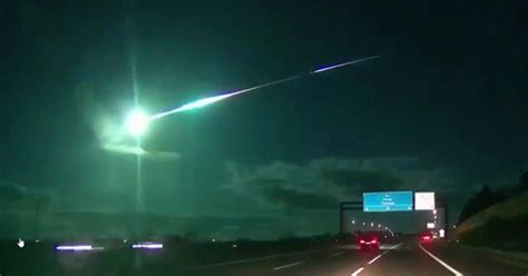 밤하늘 밝힌 찰나의 아름다움 지구 상공 날던 혜성 파편