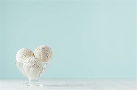 흰색 나무 테이블과 부드러운 밝은 파스텔 민트 색상 배경에 유리 그릇에 상쾌한 클래식 크림 아이스크림 공 아이스크림에 대한 스톡 사진 및 기타 이미지 Istock