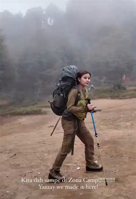 9 Potret Dara Arafah Mendaki Gunung Prau Bareng Awkarin