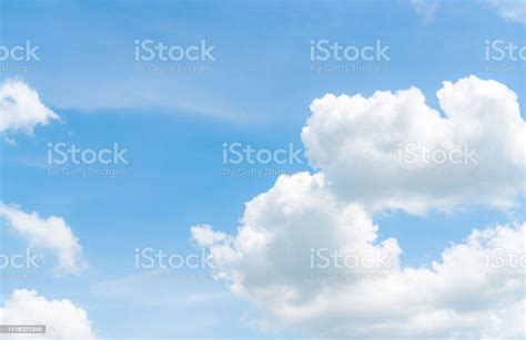 아름다운 푸른 하늘과 하얀 적정 구름 추상적 인 배경 클라우드스케이프 배경 화창한 날에는 푸른 하늘과 푹신한 하얀 구름 자연